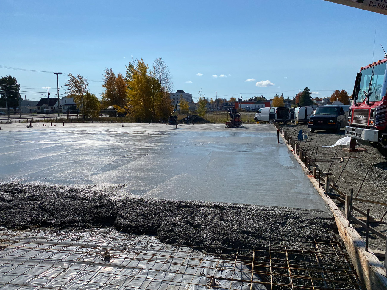 Commercial building / Massé Inc. - Béton Barrette